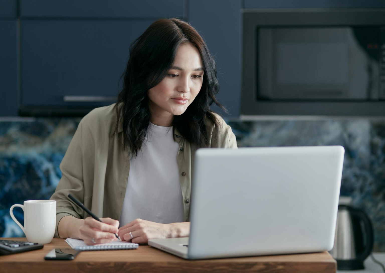 AI assistants vs chatbots: What’s the difference? | The Jotform Blog